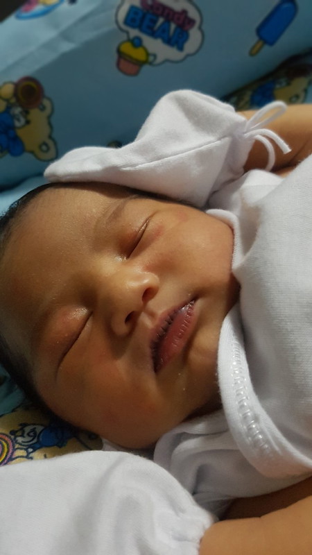 Normal lang ba to sa newborn baby? Nag iitim yung labi niya