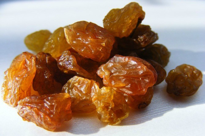 Dentist Warns Parents Against Giving Children Raisins As A Snack