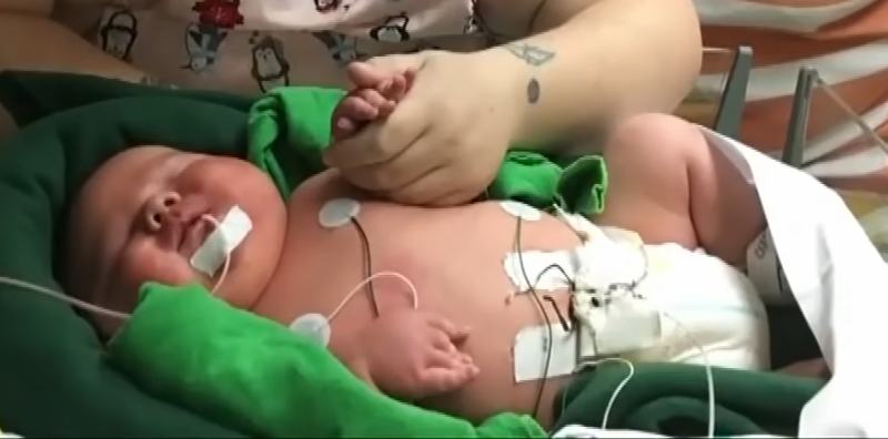 Matabang sanggol, ipinanganak na may timbang na halos 15 lbs