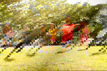 Paglalaro sa labas at sa ibang bata, mahalaga para sa iyong anak