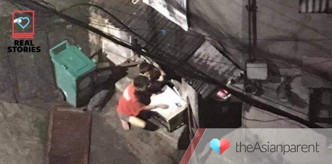 Tatay, Matiyagang Tinuturuan Ang Mga Anak Sa Ilalim Ng Poste Ng Ilaw