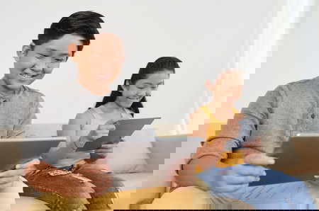 Aklat o Ebook: Ano Ang Mas Epektibong Gamitin Ng Bata?