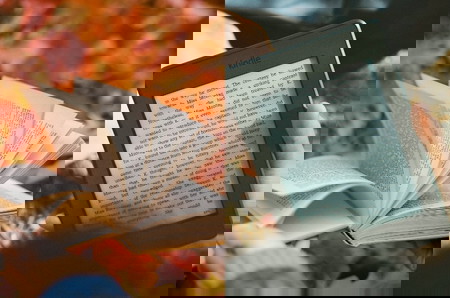 Aklat o Ebook: Ano Ang Mas Epektibong Gamitin Ng Bata?