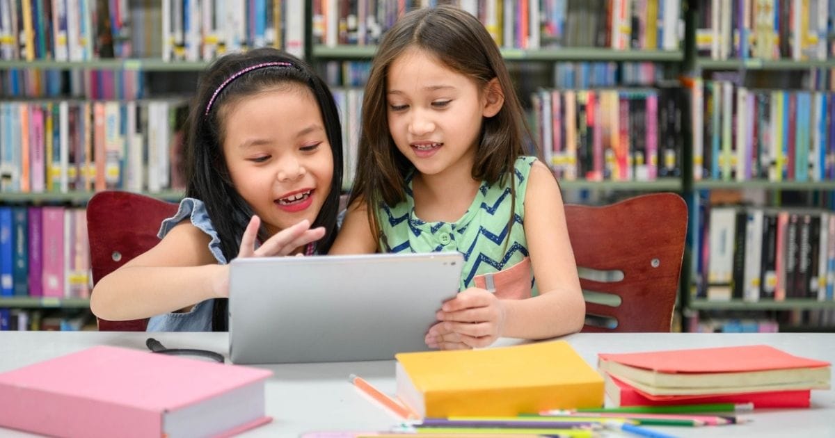 Aklat o Ebook: Ano Ang Mas Epektibong Gamitin Ng Bata?