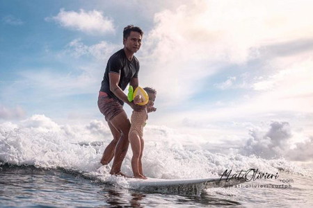 Anak Ni Andi Na Sina Lilo at Koa Sinubukan Ang Surfing