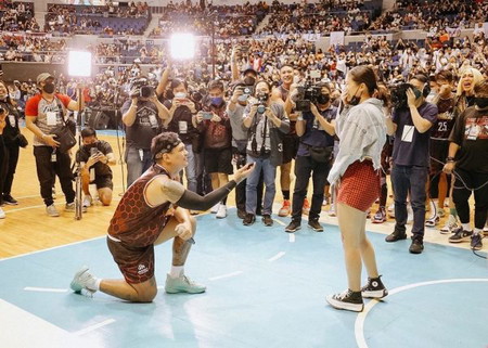 Zeus Collins engaged na sa kanyang girlfriend na si Pauline Redondo!