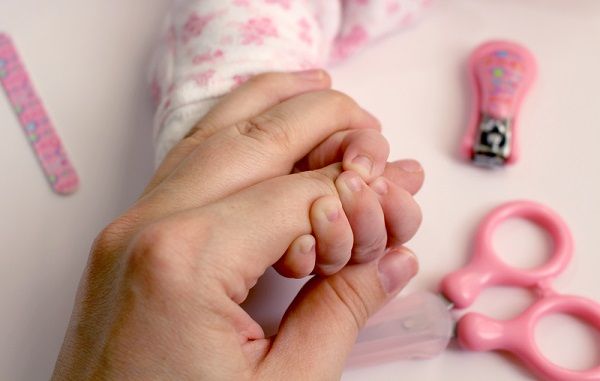 Newborn Guide: How Long Should Baby Wear Mittens?