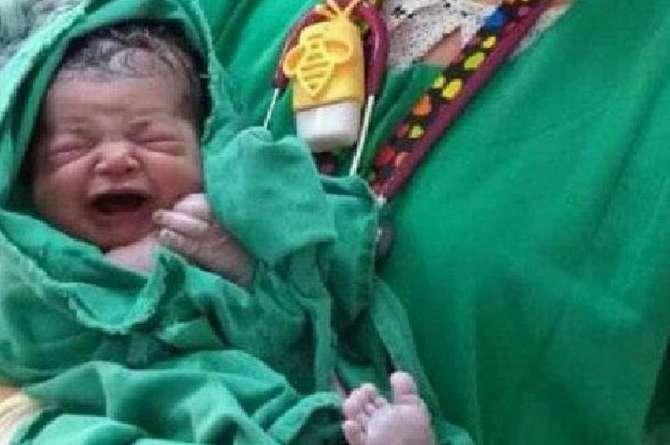 Newborn Photo Accidentally Included An Embarrassing Detail: Real Story