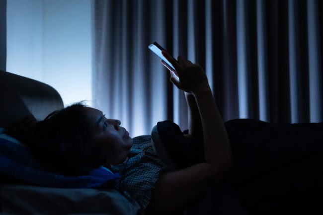 Mobile Phones Dangerous Or Not? Yup, Especially At Night, Says Study