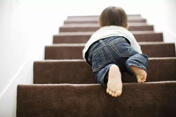 kid fall down on head