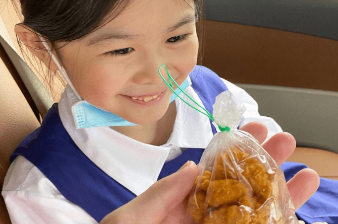Bong Qiu Qiu Daughter Saves Money To Buy Snack For Family