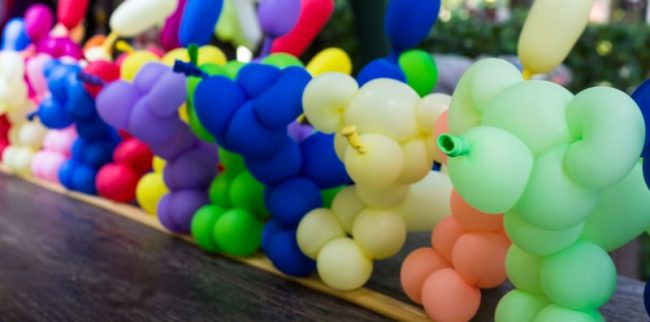 Balloon Artist Entertains Kids and Adults With His Creations