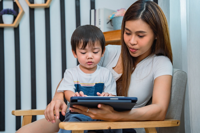 Screen Time For Toddlers: A Quick Guide For Parents of Digital Natives