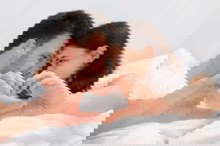 Tư thế xe cút kít có gì thú vị mà nhiều cặp đôi mê mẩn?