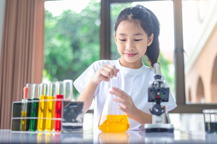 8 Percobaan Sains Seru di Rumah Bersama Anak