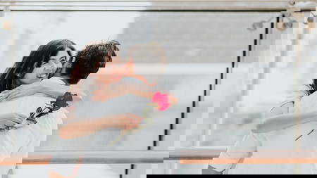 7 Tanda Suami Sayang Istri, Bunda Wajib Tahu!