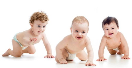 Cara melatih bayi merangkak haruskah dilakukan? Ini penjelasan dokter