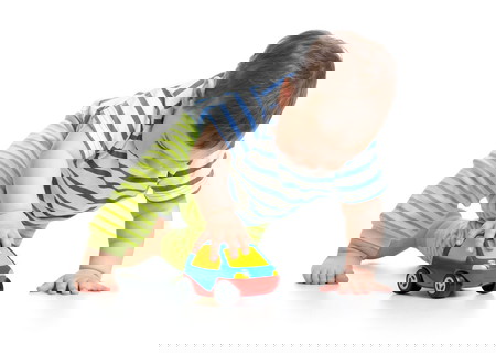 Cara melatih bayi merangkak haruskah dilakukan? Ini penjelasan dokter