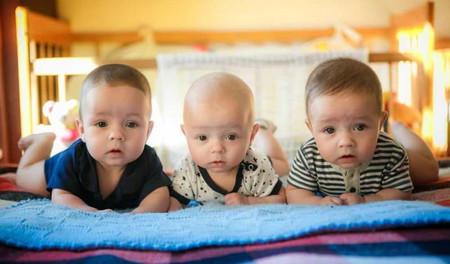 Kembar tiga - 3 Bayi kembar ini bisa anteng menyusu, apa rahasianya?