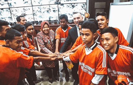 Bu Risma dikenal tegas, ini perhatiannya pada anak-anak