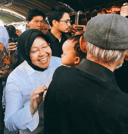 Bu Risma dikenal tegas, ini perhatiannya pada anak-anak