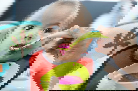 Tanda bayi kenyang MPASI, hindari memberi makan berlebihan