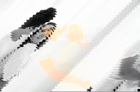 Bercinta dengan Suami Tak Harus di Ranjang, Ini Posisi yang Bisa Dicoba!