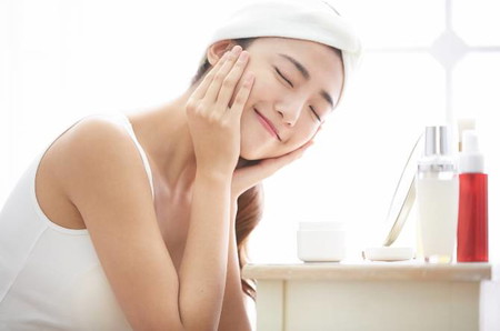 Skincare untuk kulit kering saat puasa, sudah Bunda gunakan?