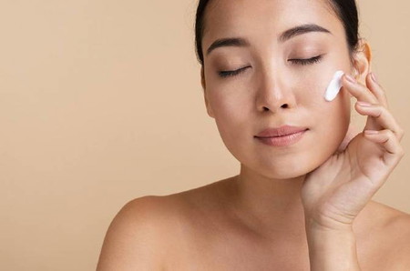 Skincare untuk kulit kering saat puasa, sudah Bunda gunakan?