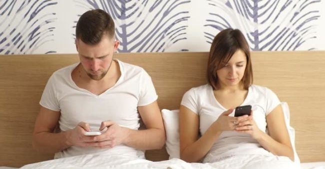 Dampak negatif handphone bagi hubungan rumah tangga, wajib tahu!