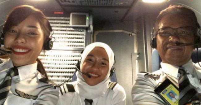 Pilot Malaysia ini rela tinggalkan kariernya untuk terbang dengan putrinya