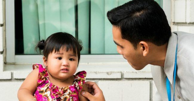 Bagaimana Mengajarkan Anak Tentang Bahaya Orang Asing?