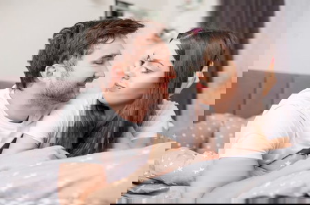 Cara bercinta yang bergairah dengan posisi di atas ayunan, mau coba?