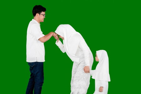 10 Keutamaan Mencium Tangan Suami Menurut Islam