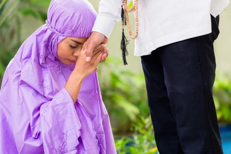10 Keutamaan Mencium Tangan Suami Menurut Islam