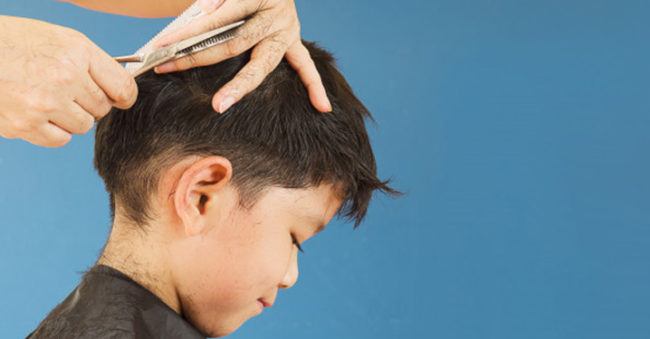 Tips potong rambut anak di rumah, ikuti 5 langkah mudah berikut!