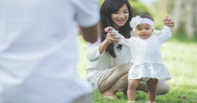 13 Cara Melatih Bayi Berjalan dan Tahapan yang Perlu Dilewati