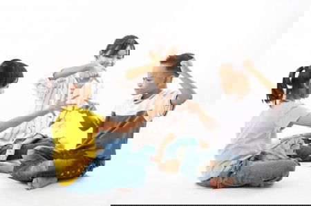 7 Tips Anak Bertemu Teman Saat Pandemi yang Aman