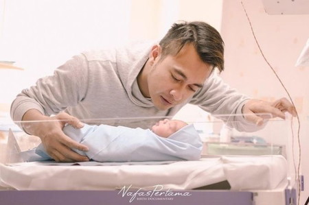 Anak Kedua Eza Gionino Lahir di Tanggal Cantik, Hello Baby Khan!