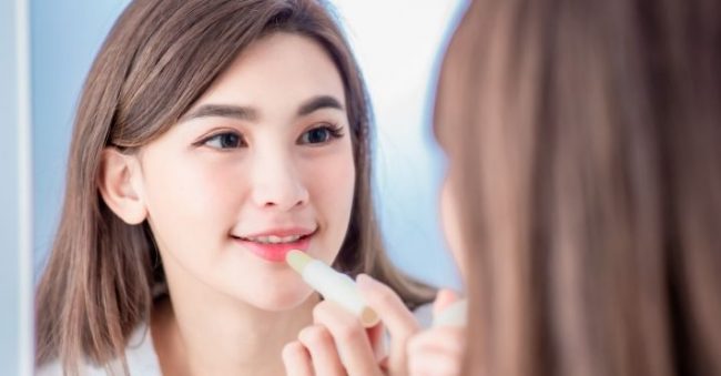 10 Cara Mengatasi Bibir Kering Saat Puasa, Mudah Banget!