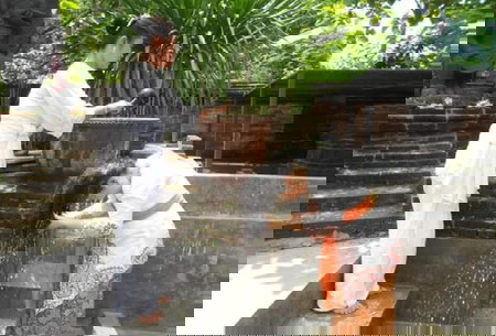 Jerinx Melakukan Upacara Melukat Bersama Istri Selepas dari Penjara