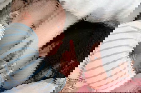 10 Foto Dua Anak Raditya Dika, Alinea dan Aksara