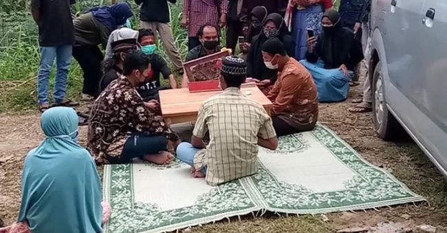 4 Fakta Pengantin Menikah di Samping Jenazah Ayah
