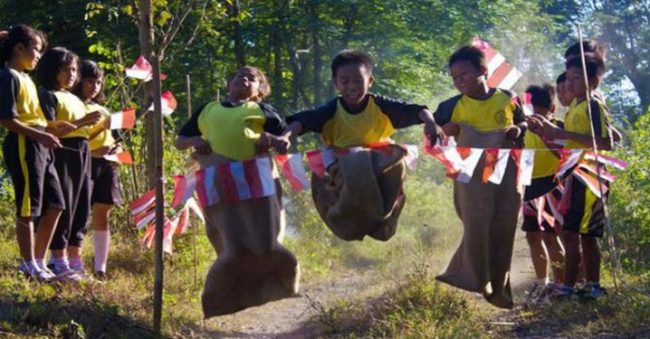 Sejarah Balap Karung, Permainan Melatih Anak Tak Mudah Menyerah