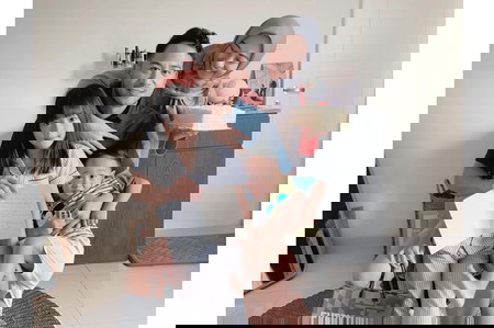 10 Potret Keluarga Harmonis Pesinetron Poppy Bunga