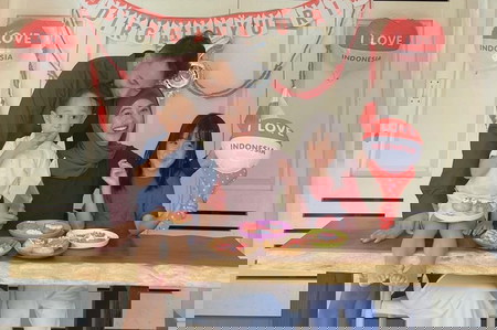 10 Potret Keluarga Harmonis Pesinetron Poppy Bunga