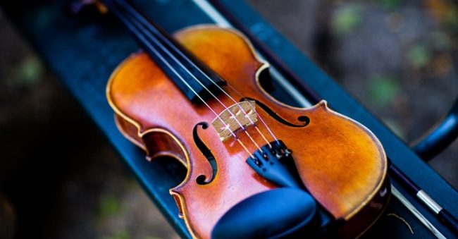 18 Contoh Alat Musik Melodis Beserta Cara Memainkannya