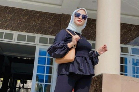 Profil Ocha Piliang Anak Angkat Elly Sugigi yang Modis dan Cantik