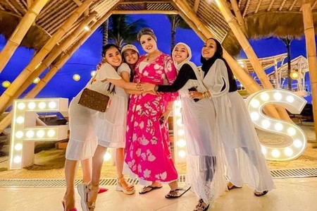 Profil Ocha Piliang Anak Angkat Elly Sugigi yang Modis dan Cantik