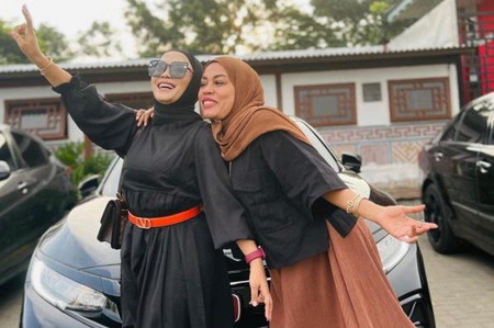 Profil Ocha Piliang Anak Angkat Elly Sugigi yang Modis dan Cantik